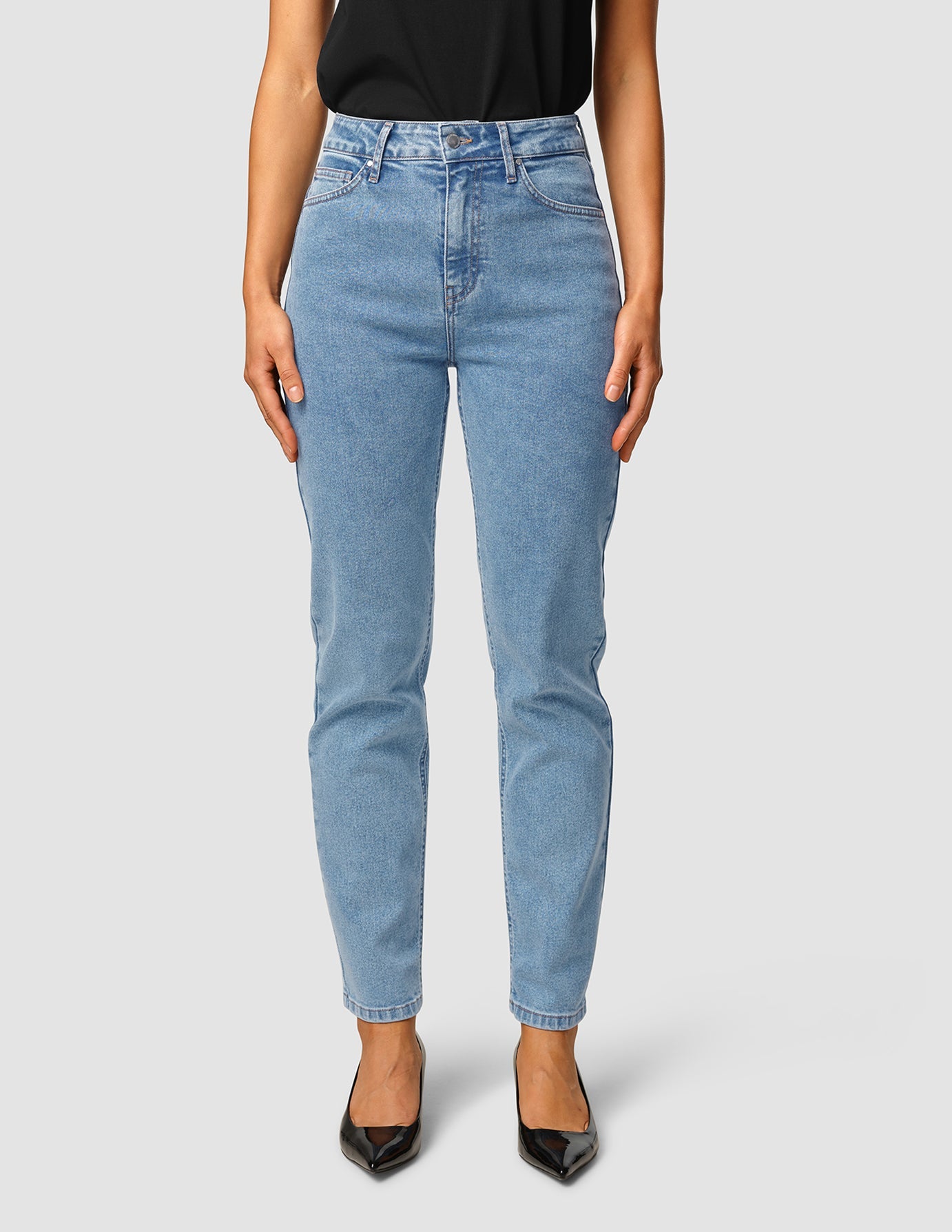 Jeans Tapered Snow Blue Wash | SHAPING NEW TOMORROW